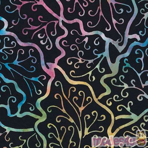 Schwarz gebatikter Stoff mit bunten Blättern von Timeless Treasures ...