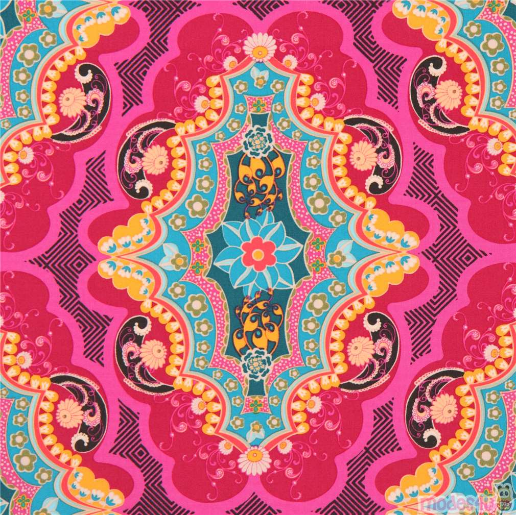 Bunter Stoff mit Blumen und Ornamentmuster von Art Gallery Fabrics ...