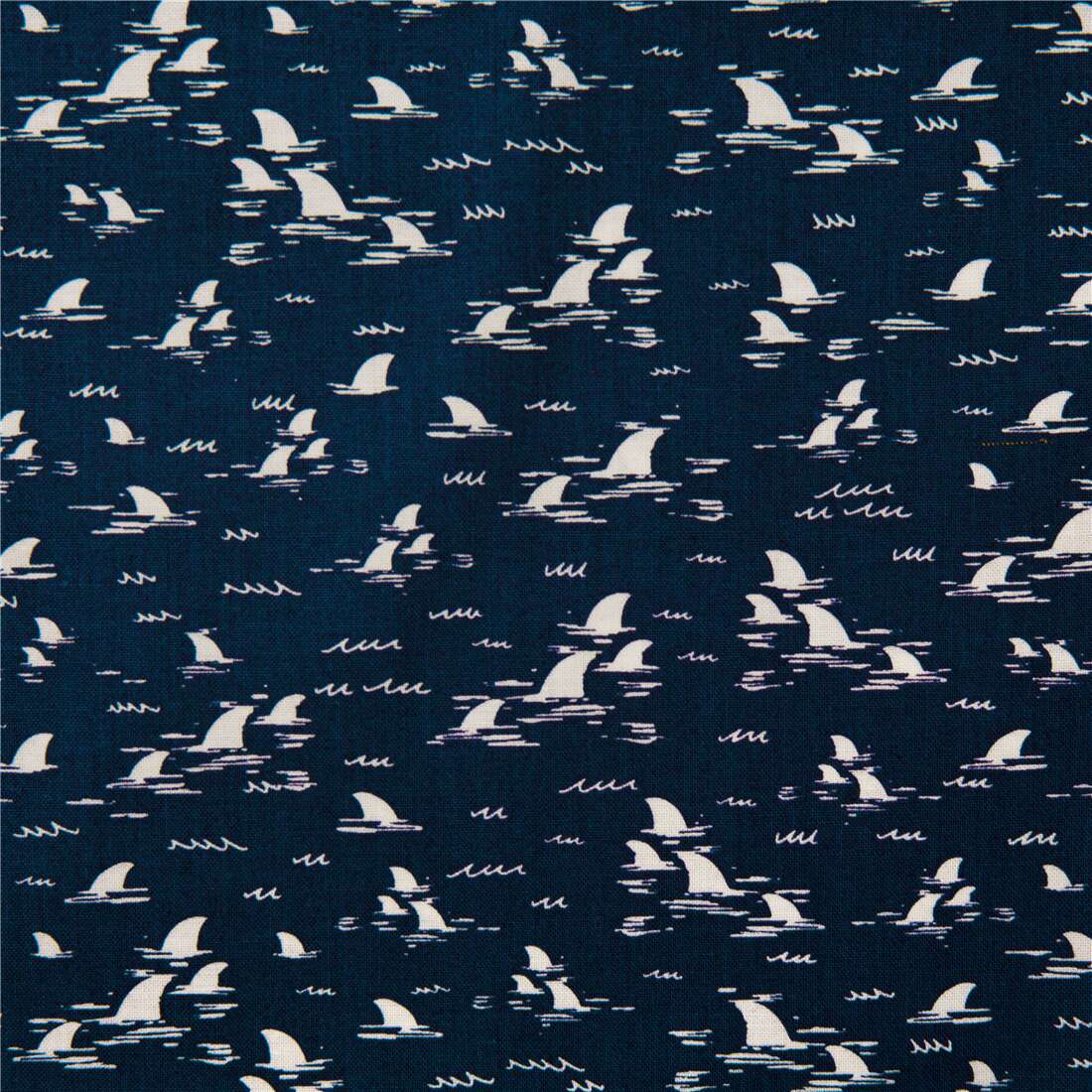 Tela azul marino de algodón con aletas de tiburón en océano Fabric by ...