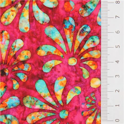 Dunkelrosa gebatikter Stoff mit exotischen Blüten von Quilting ...