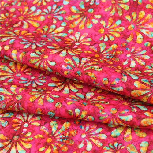 Dunkelrosa gebatikter Stoff mit exotischen Blüten von Quilting ...