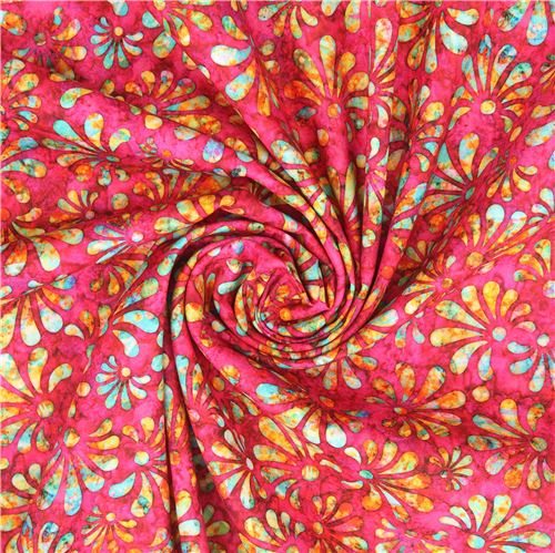 Dunkelrosa gebatikter Stoff mit exotischen Blüten von Quilting ...