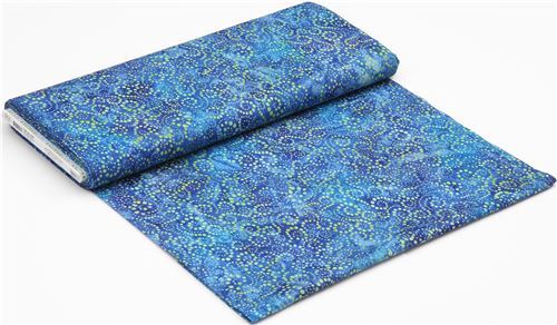 Blau gebatikter Stoff mit hellgrünen Punkten von Robert Kaufman - modeS4u