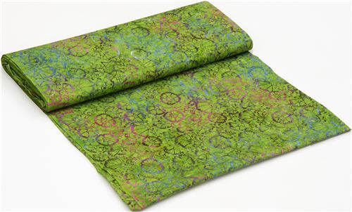 Lindgrün gebatikter Stoff mit Ranken und Blüten von Timeless Treasures ...